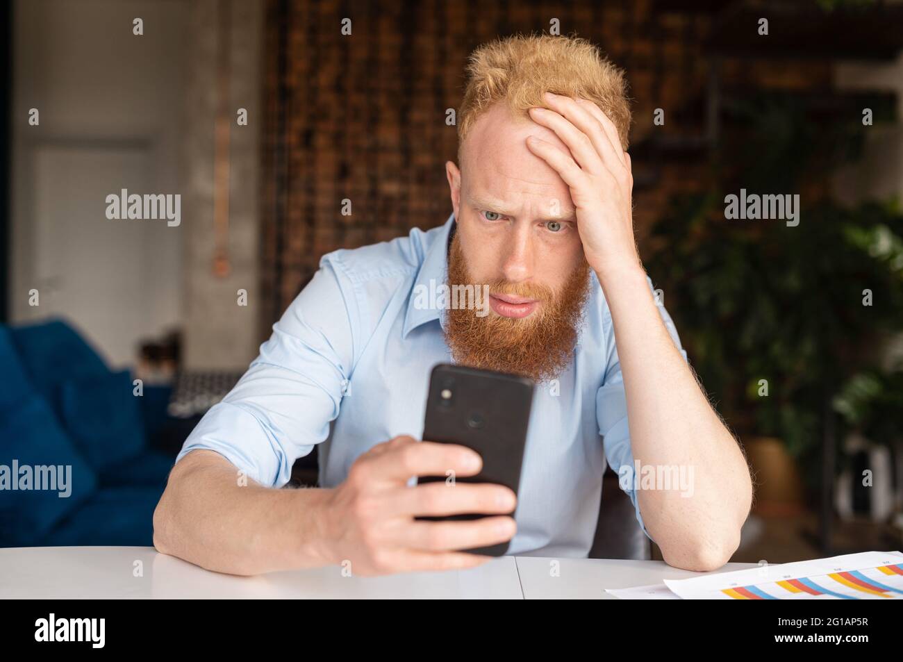 Disappointment reading a message hi-res stock photography and images ...