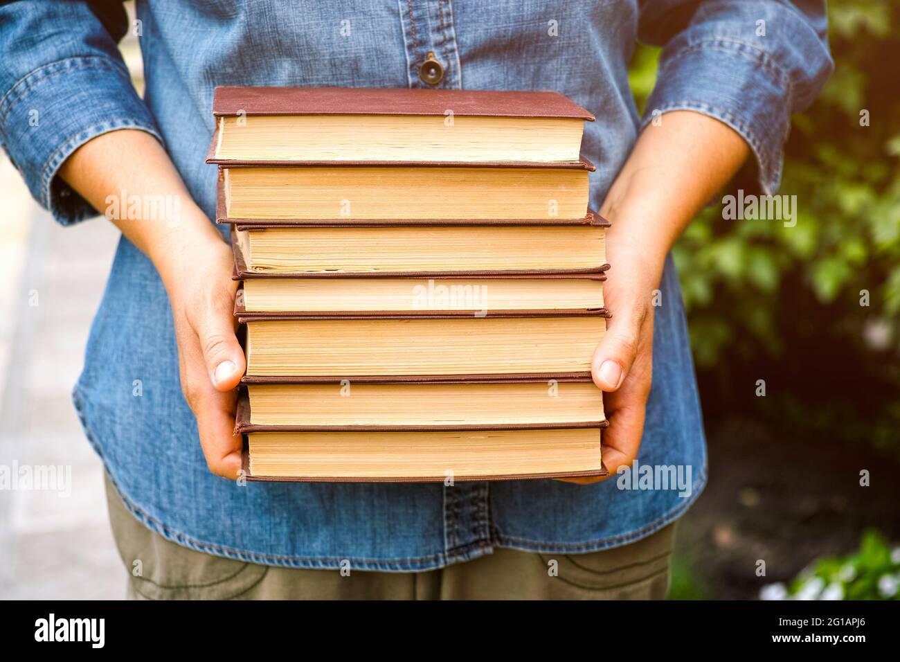 Stack book outdoors hi-res stock photography and images - Alamy