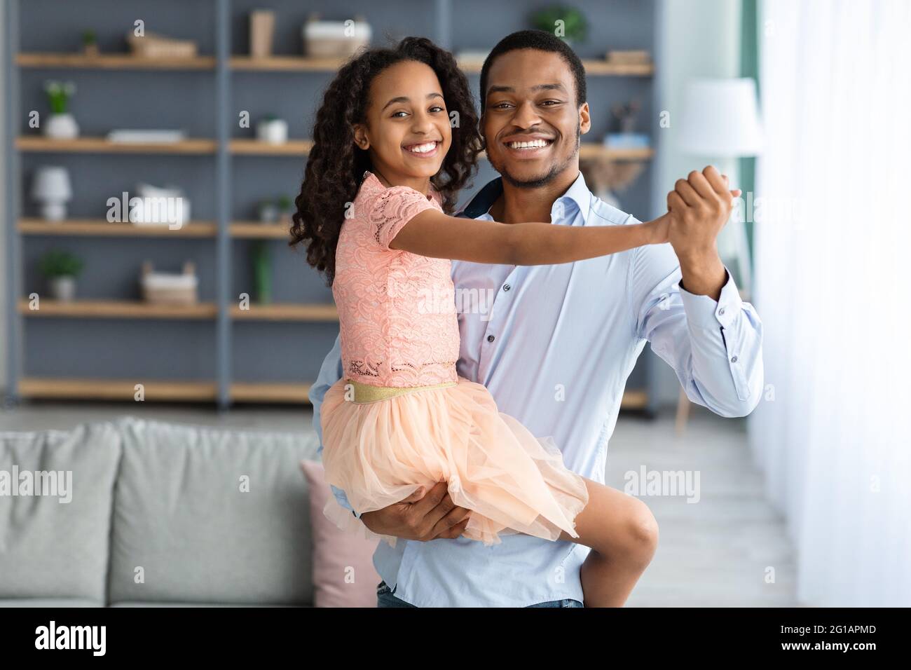African american father daughter dancing hi-res stock photography and images - Alamy