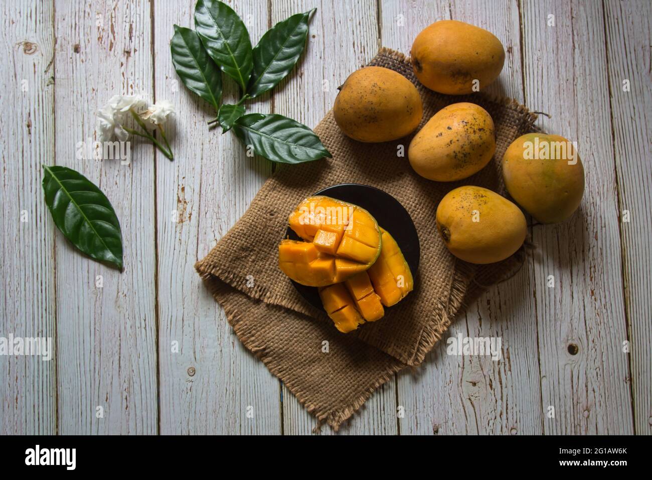 Ready to eat sliced mango served. Top view Stock Photo - Alamy