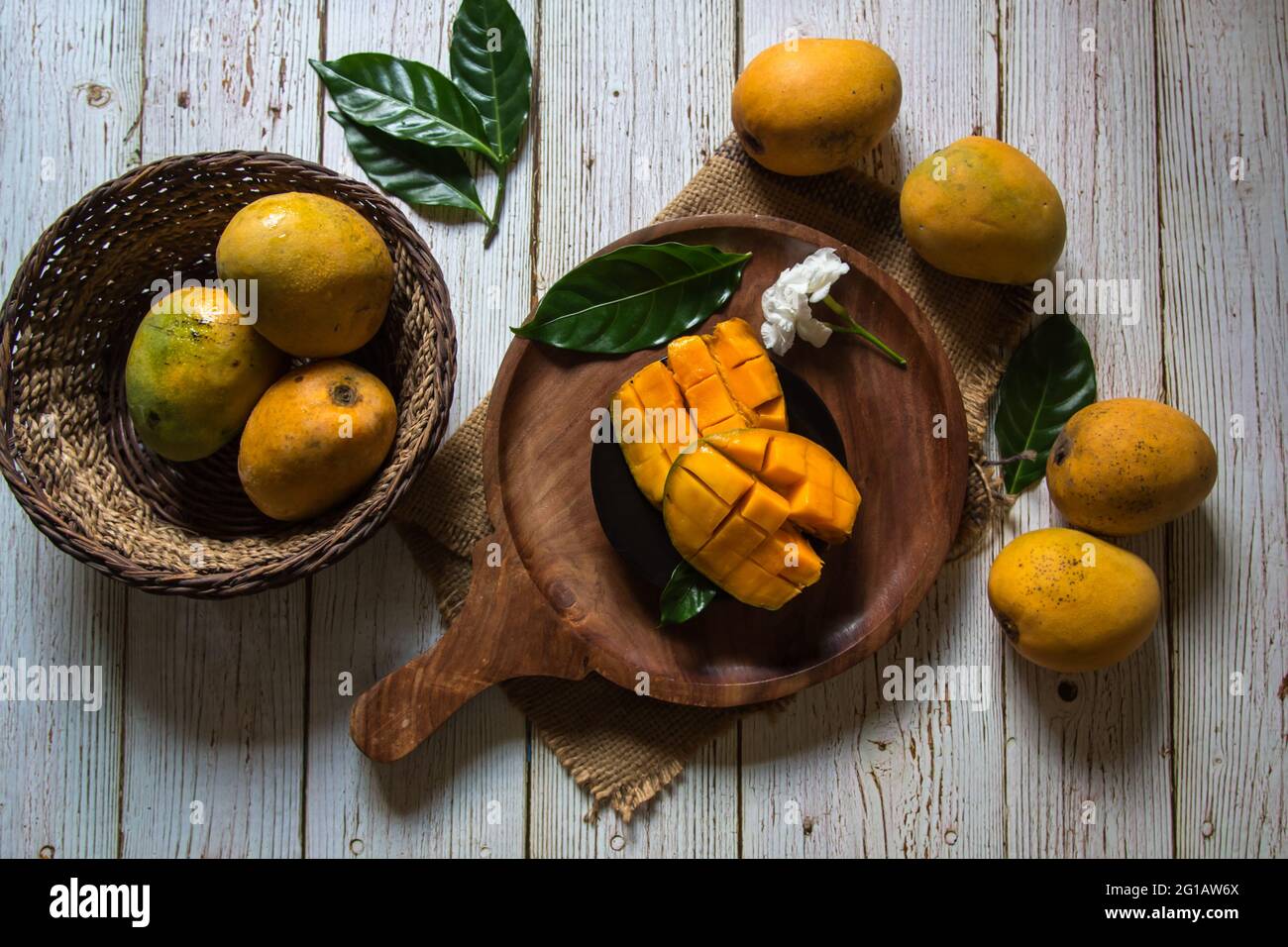 Ready to eat sliced mango on a wooden platter. Top view Stock Photo - Alamy