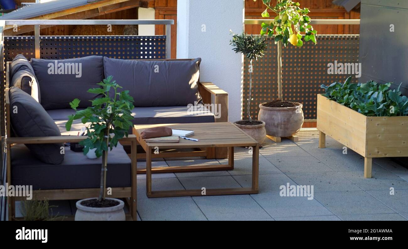 Outdoor sitting area hi-res stock photography and images - Alamy