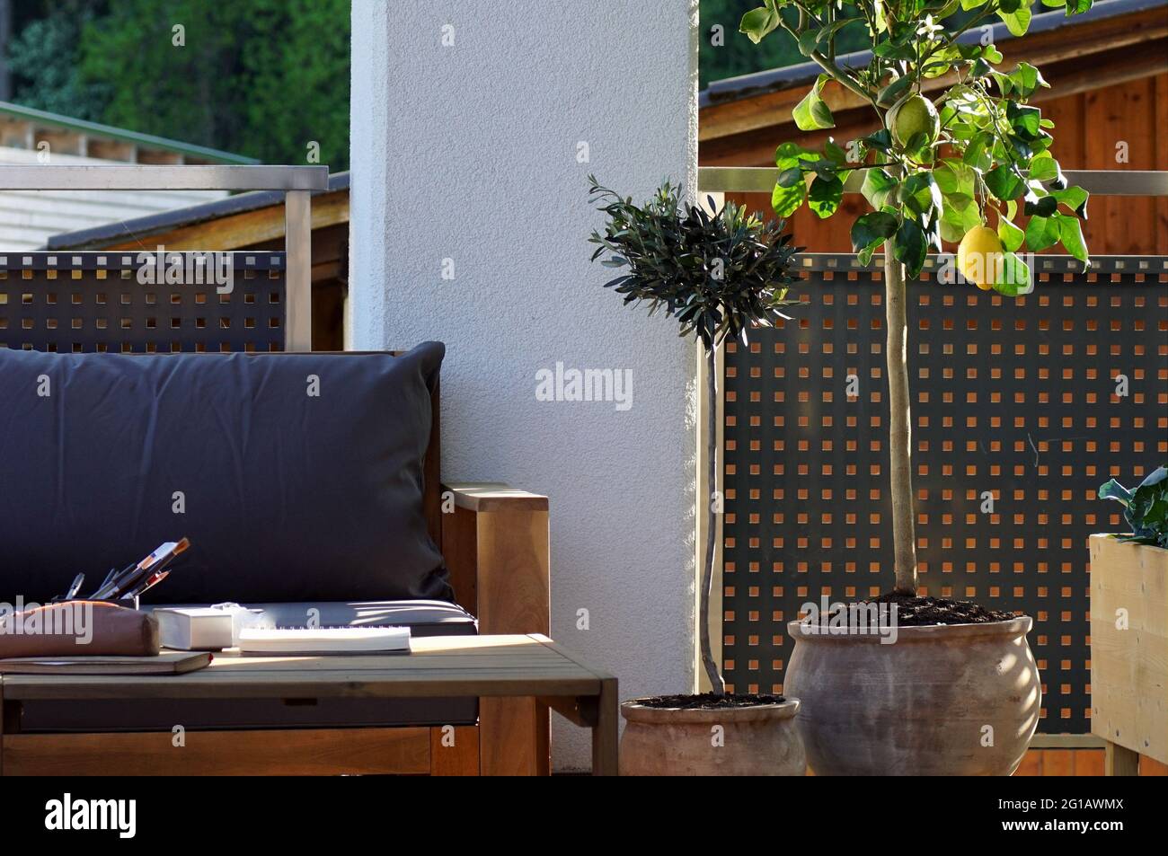 Outdoor lounge area hi-res stock photography and images - Alamy
