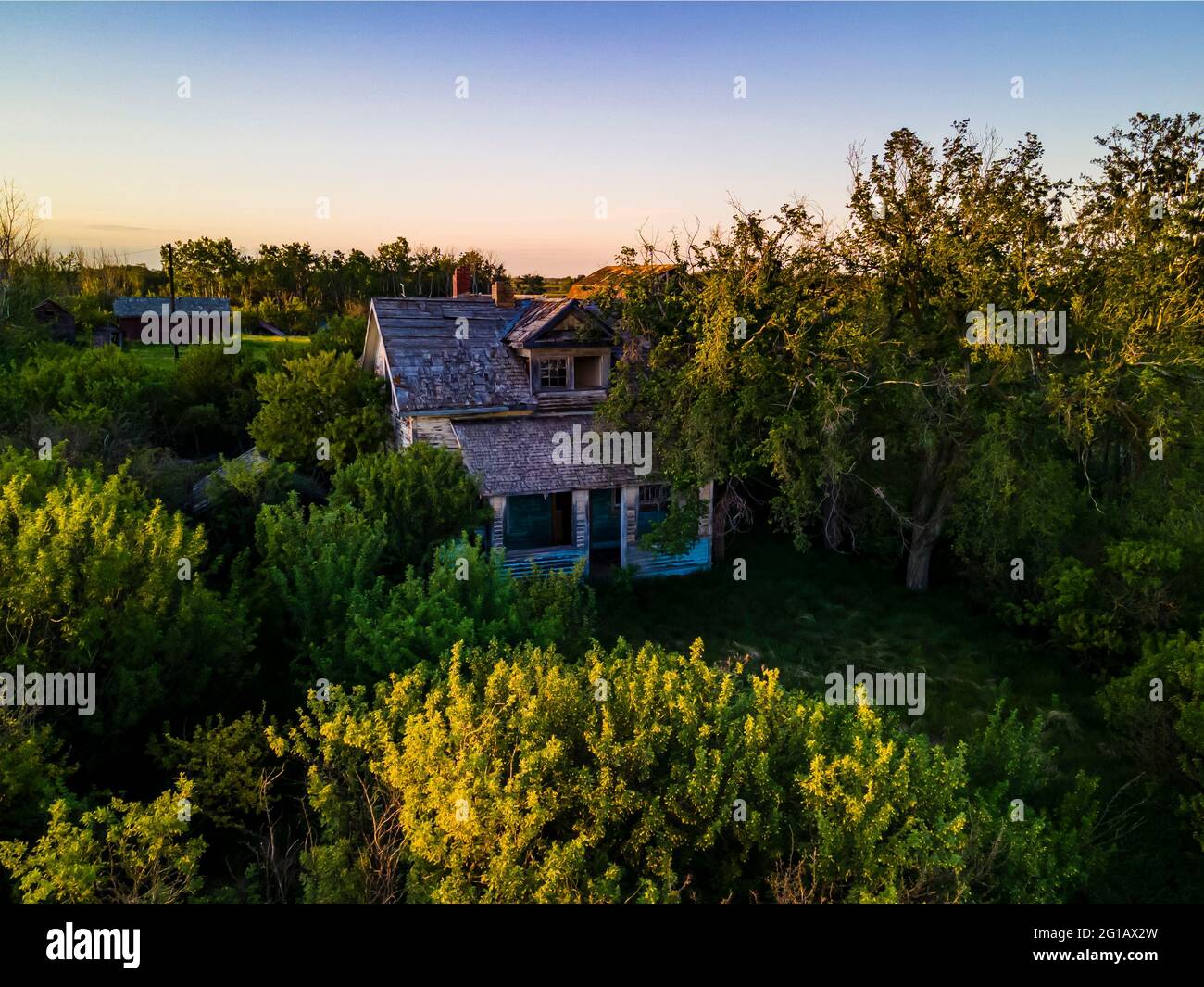 An old dilapidated and abandoned farm house that has been left in a ...