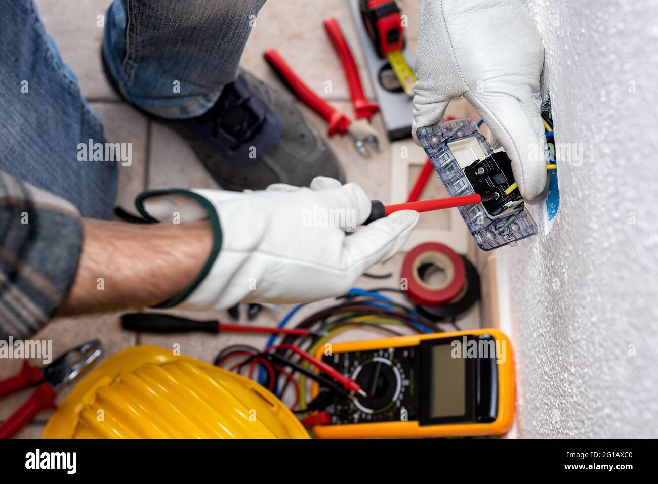 Fixes the cables hi-res stock photography and images - Alamy