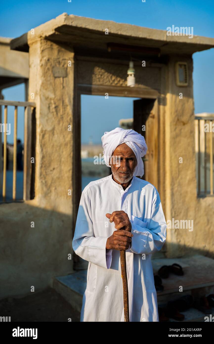 An old man in traditional dress, in Jask ( Bandar-e Jask ), Hormozgan ...