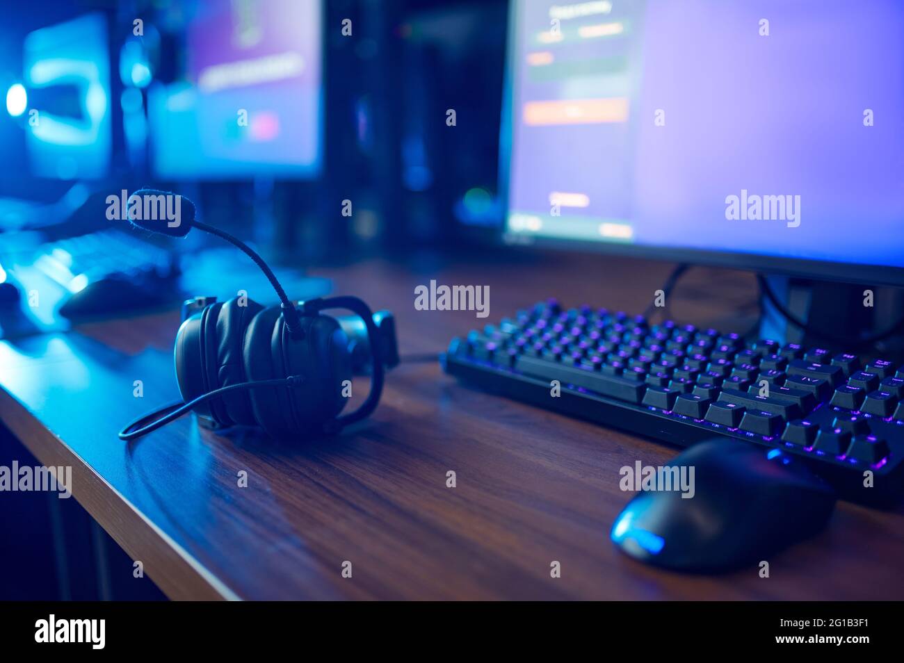 Gaming monitors hi-res stock photography and images - Alamy