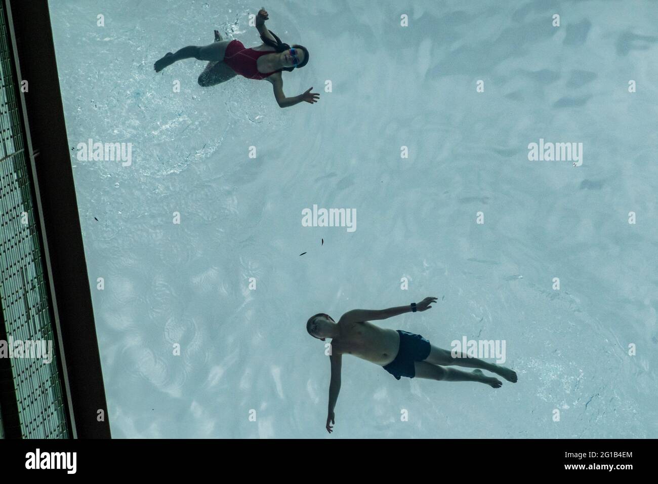 Nine elms swimming pool between buildings hi-res stock photography and ...