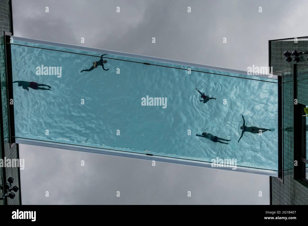 Nine elms swimming pool between buildings hi-res stock photography and ...