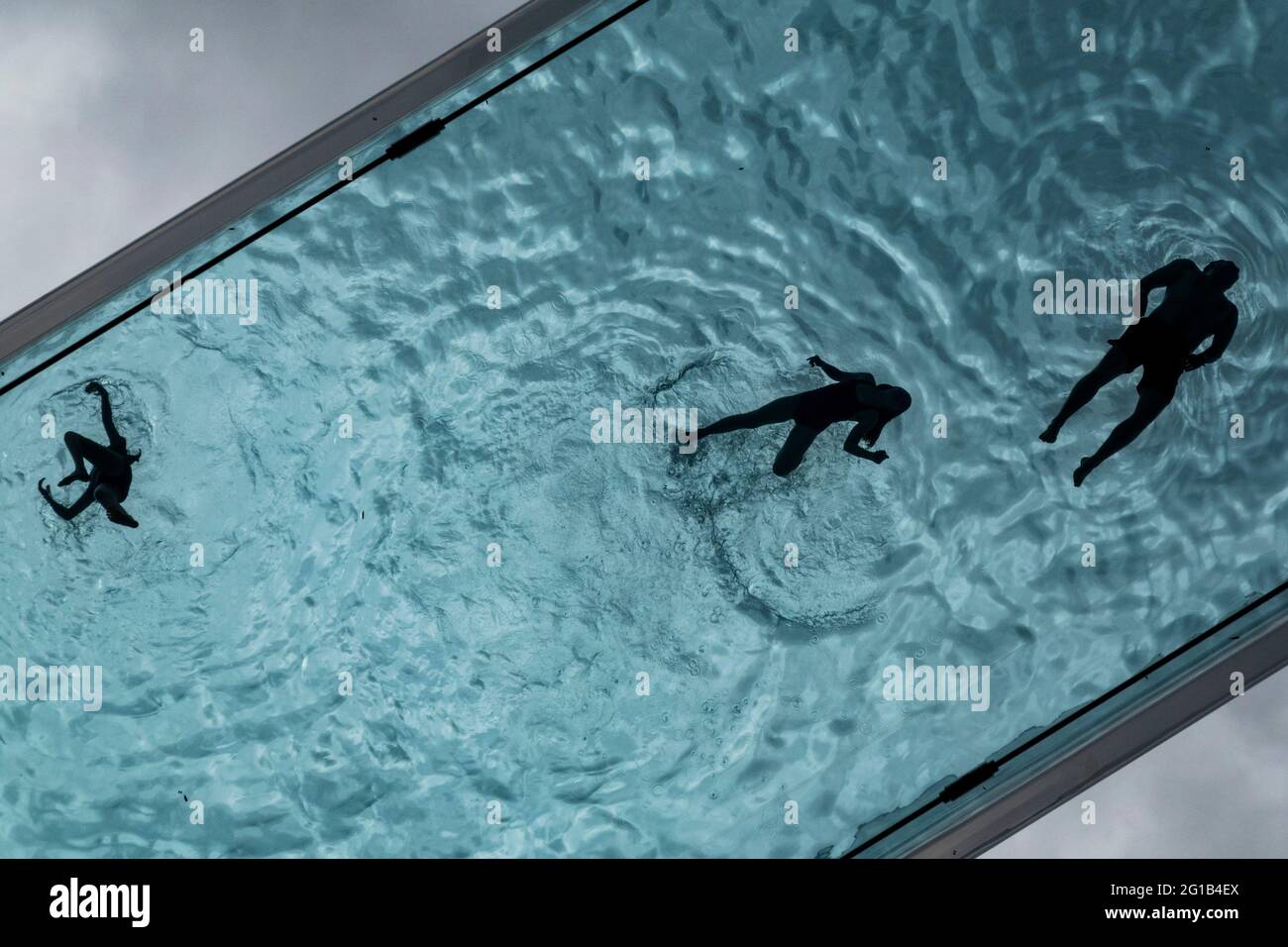 Nine elms swimming pool between buildings hi-res stock photography and ...