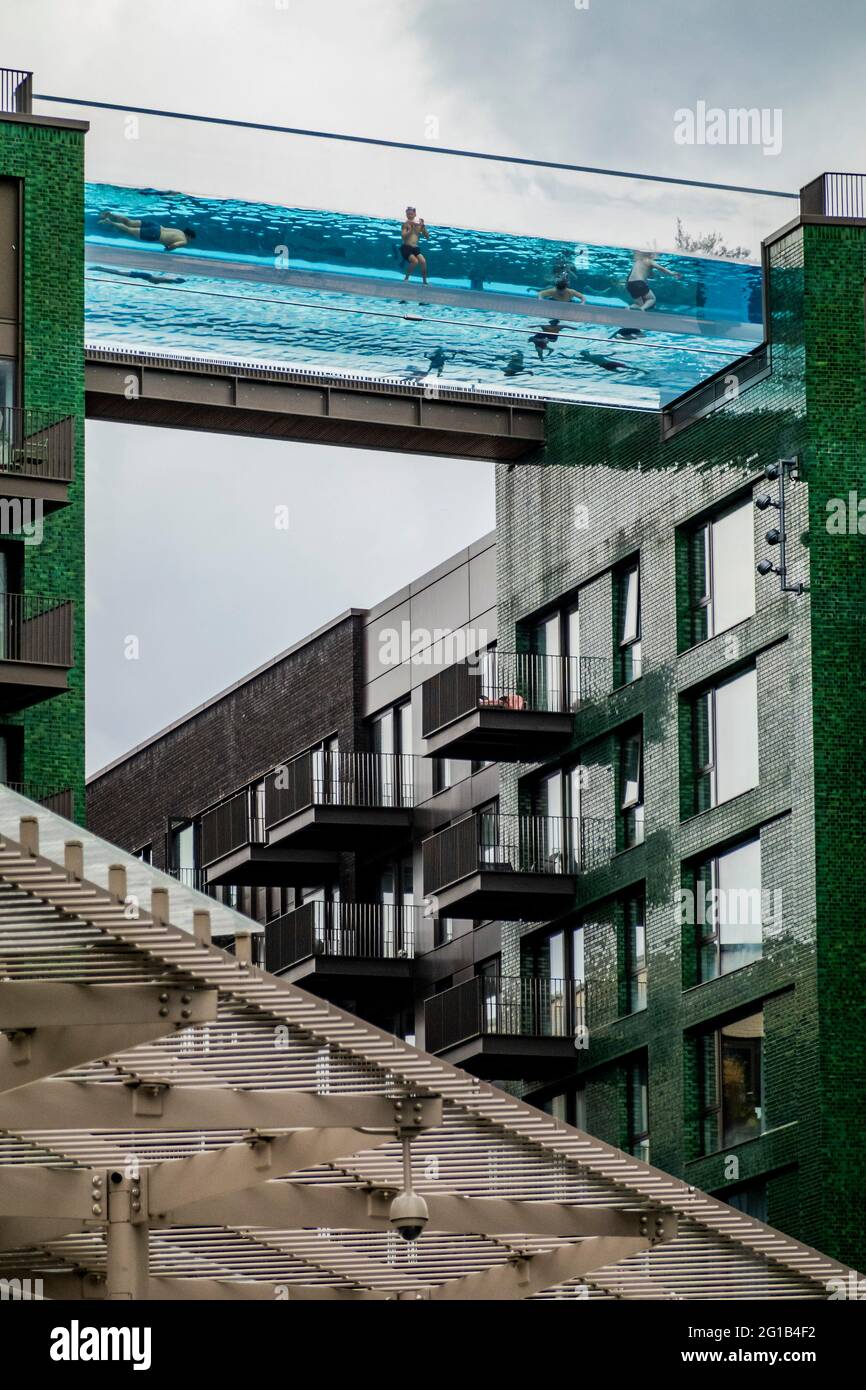 Nine elms swimming pool between buildings hi-res stock photography and ...