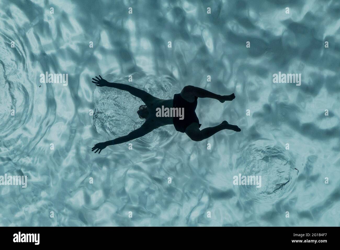 Nine elms swimming pool between buildings hi-res stock photography and ...