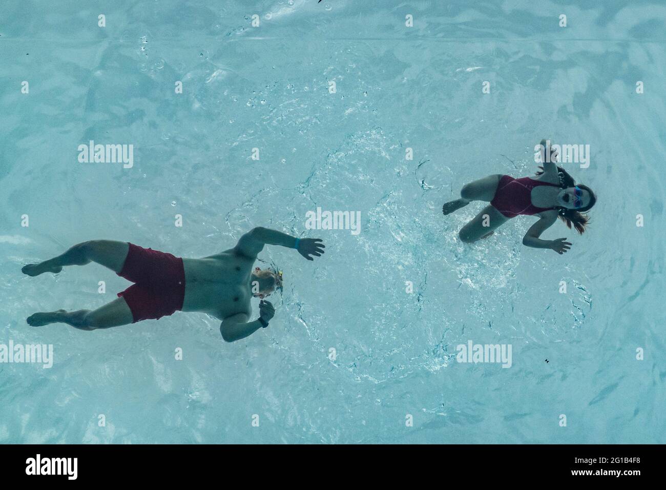 Nine elms swimming pool between buildings hi-res stock photography and ...
