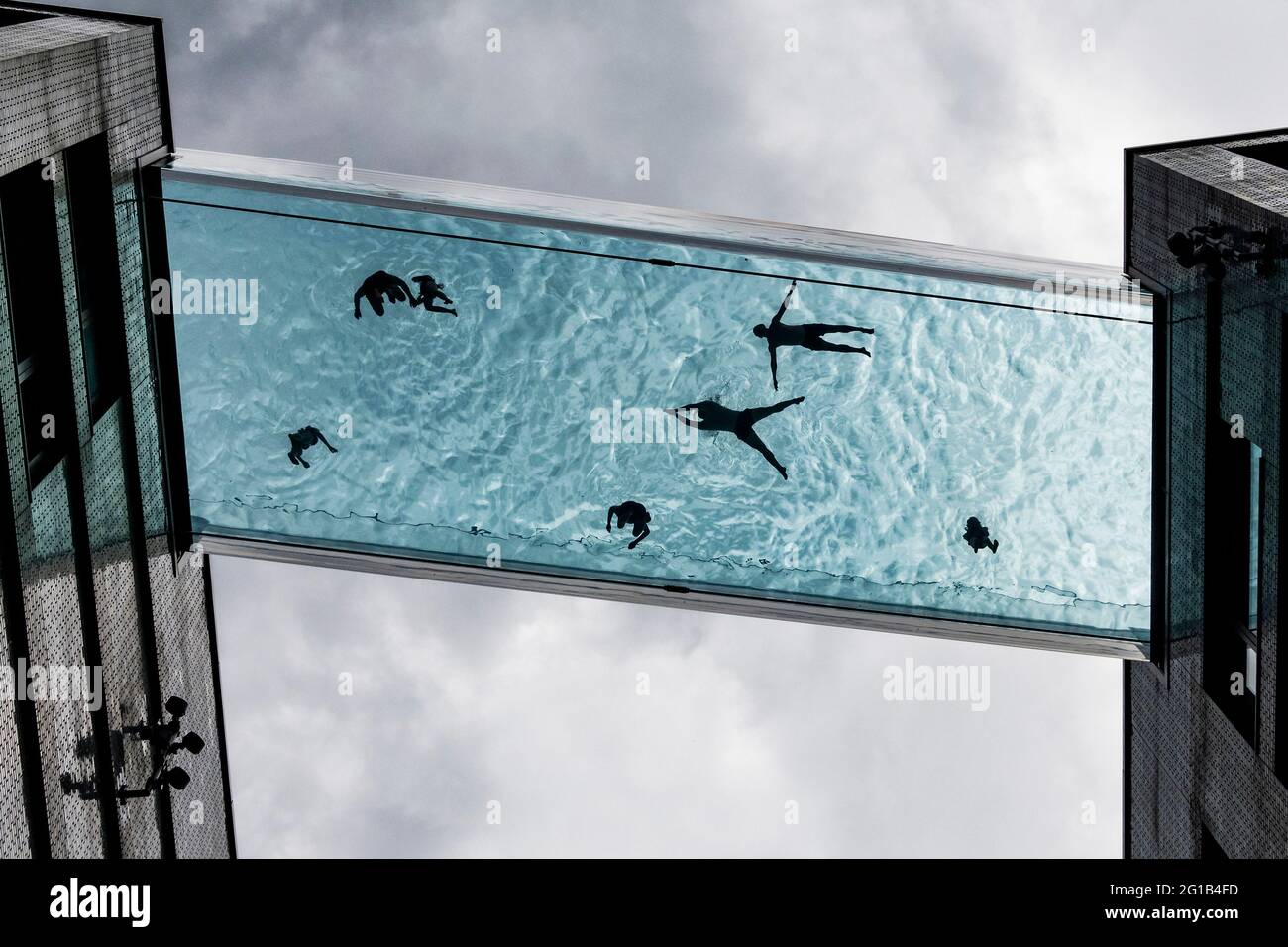 Nine elms swimming pool between buildings hi-res stock photography and ...