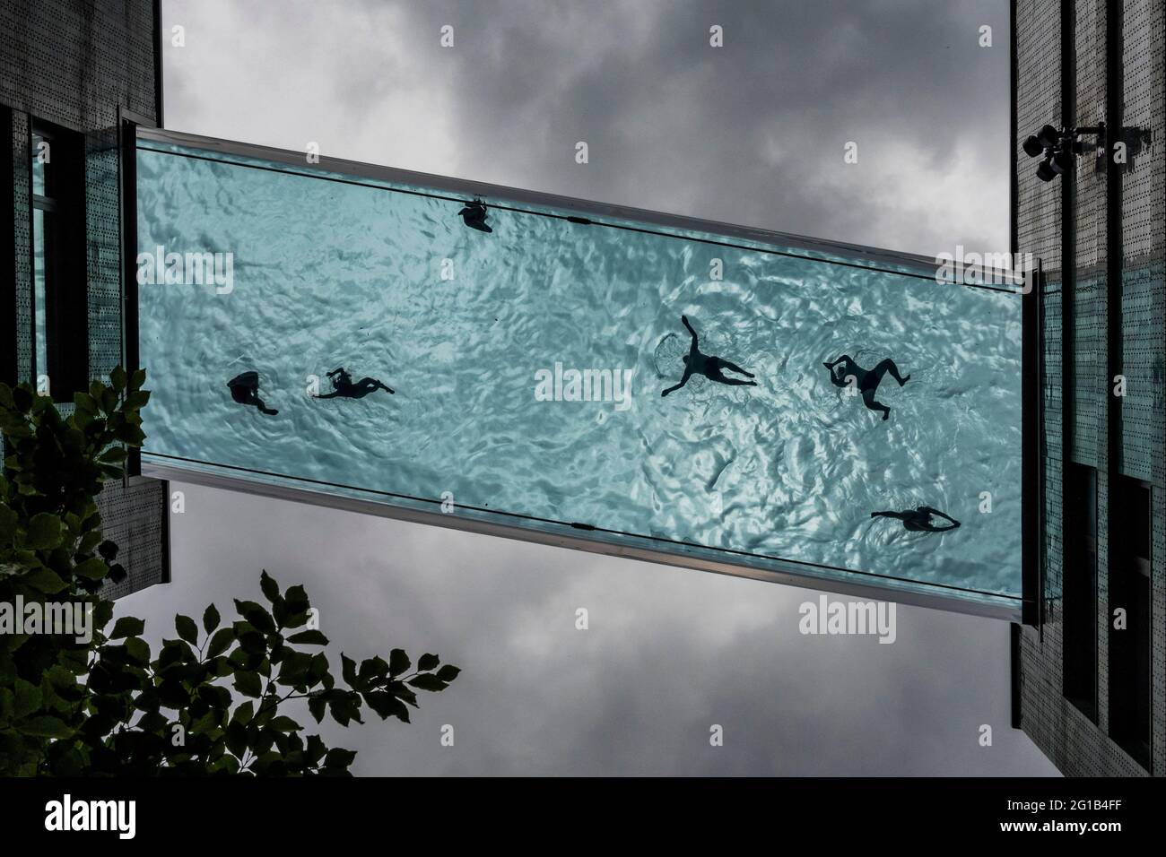 Nine elms swimming pool between buildings hi-res stock photography and ...