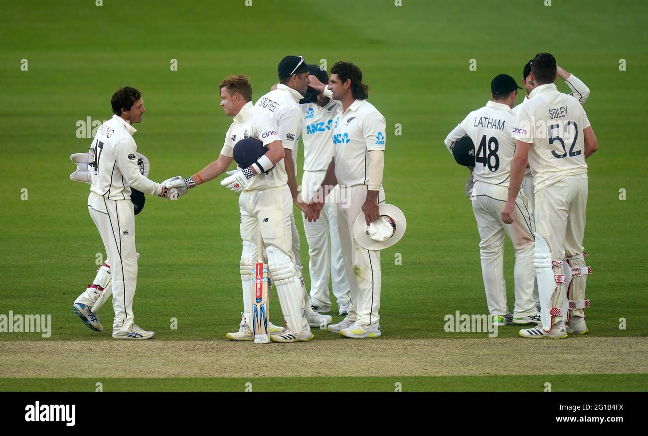 Cricket players shake hands hi-res stock photography and images - Alamy