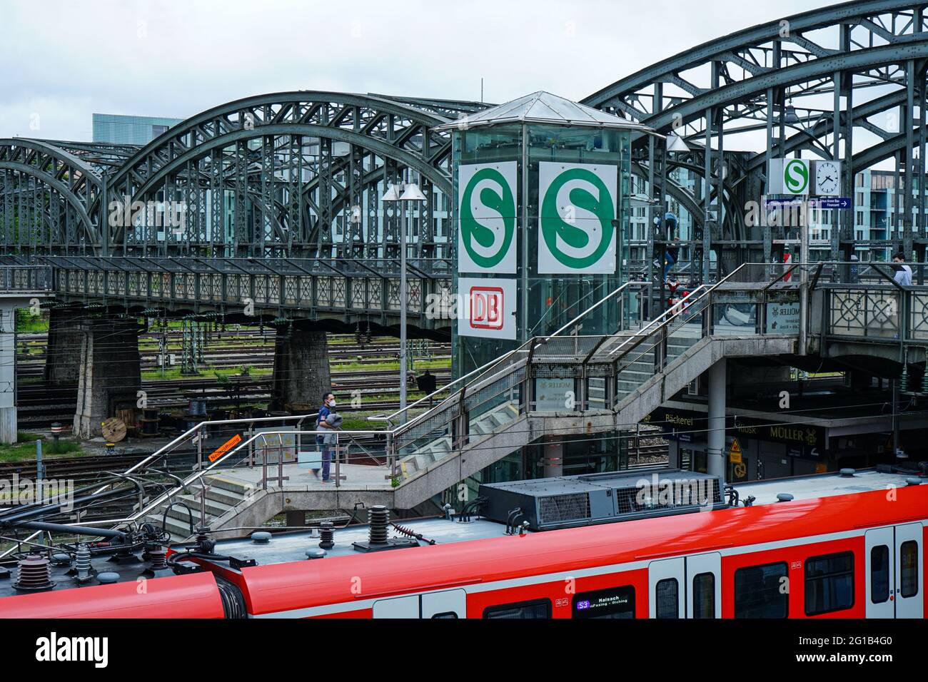 Munich hackerbrucke hi-res stock photography and images - Alamy