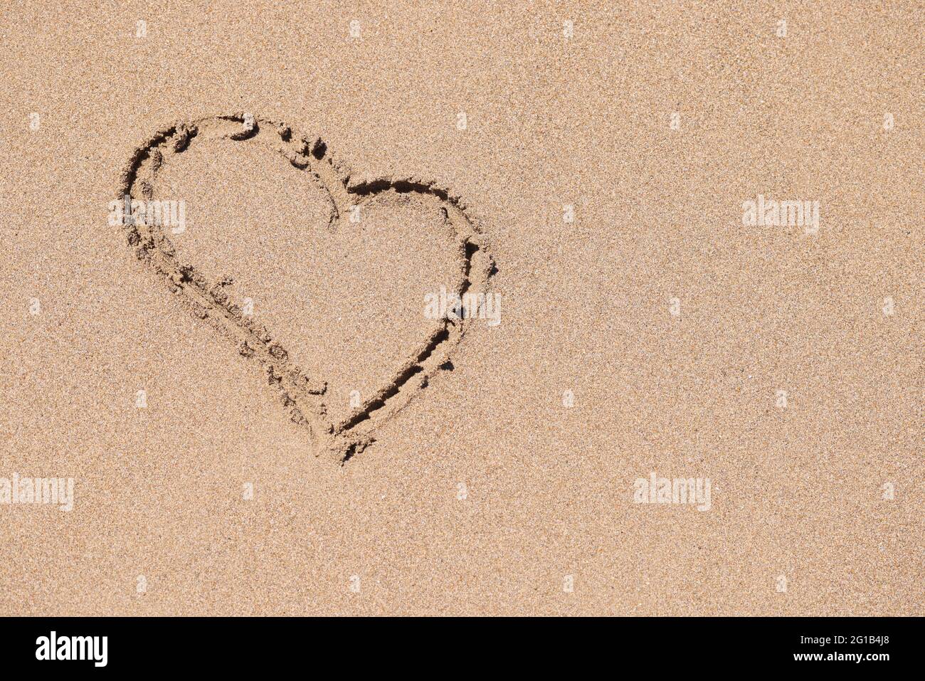 Drawn heart sign on wet sand on coastline Stock Photo - Alamy
