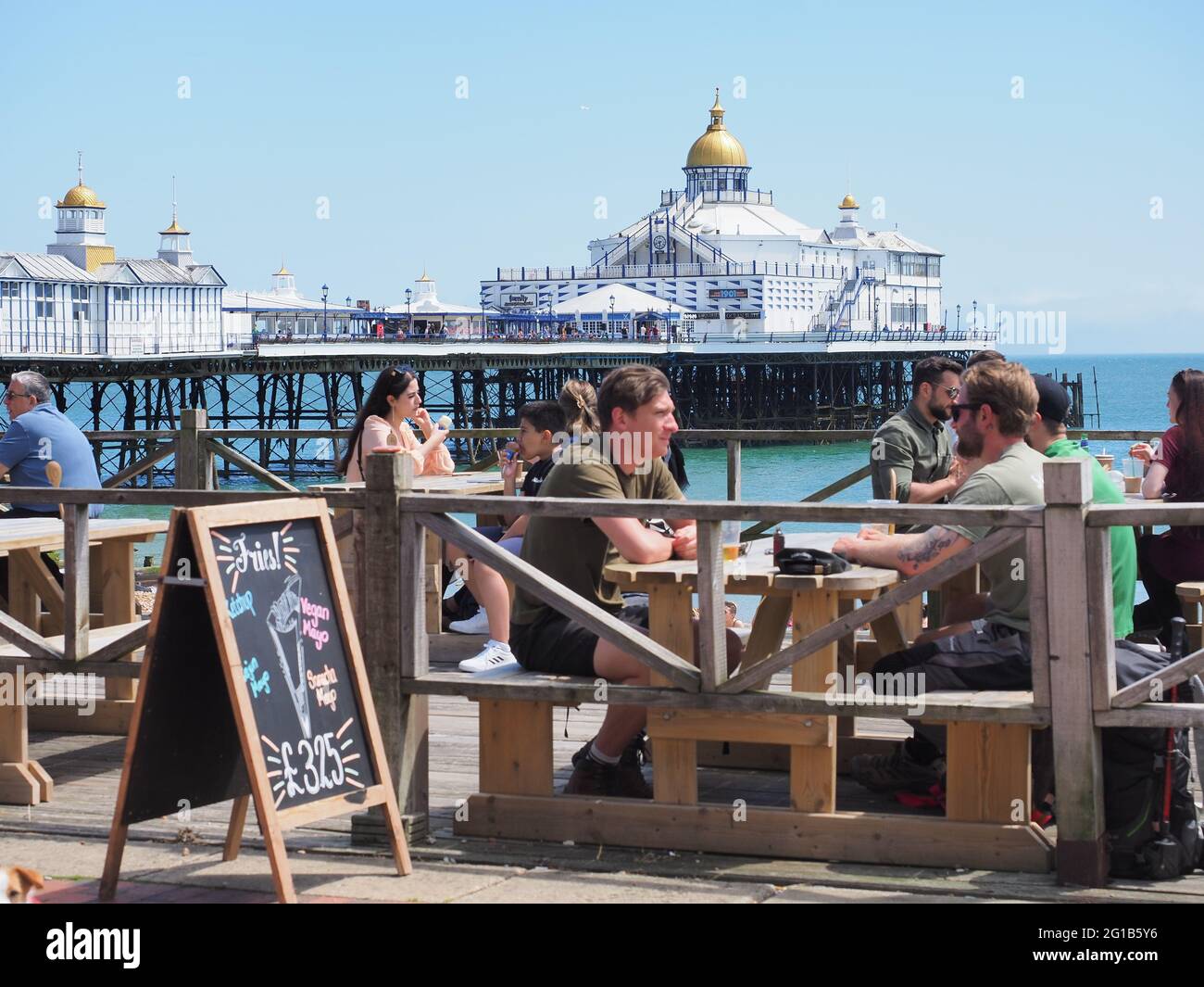 Eastbourne hot weather hi-res stock photography and images - Alamy