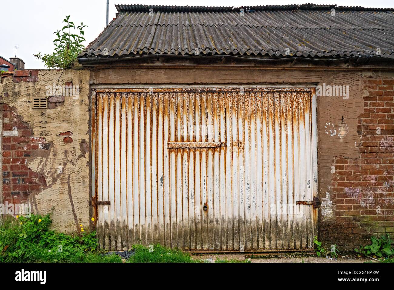 Garage doors hi-res stock photography and images - Alamy
