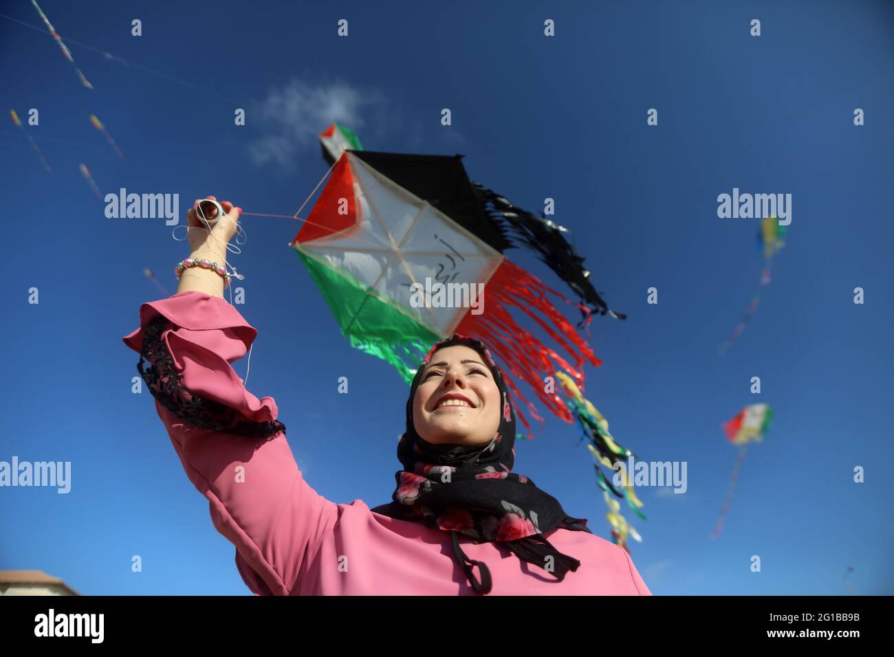 Fly kites hi-res stock photography and images - Alamy