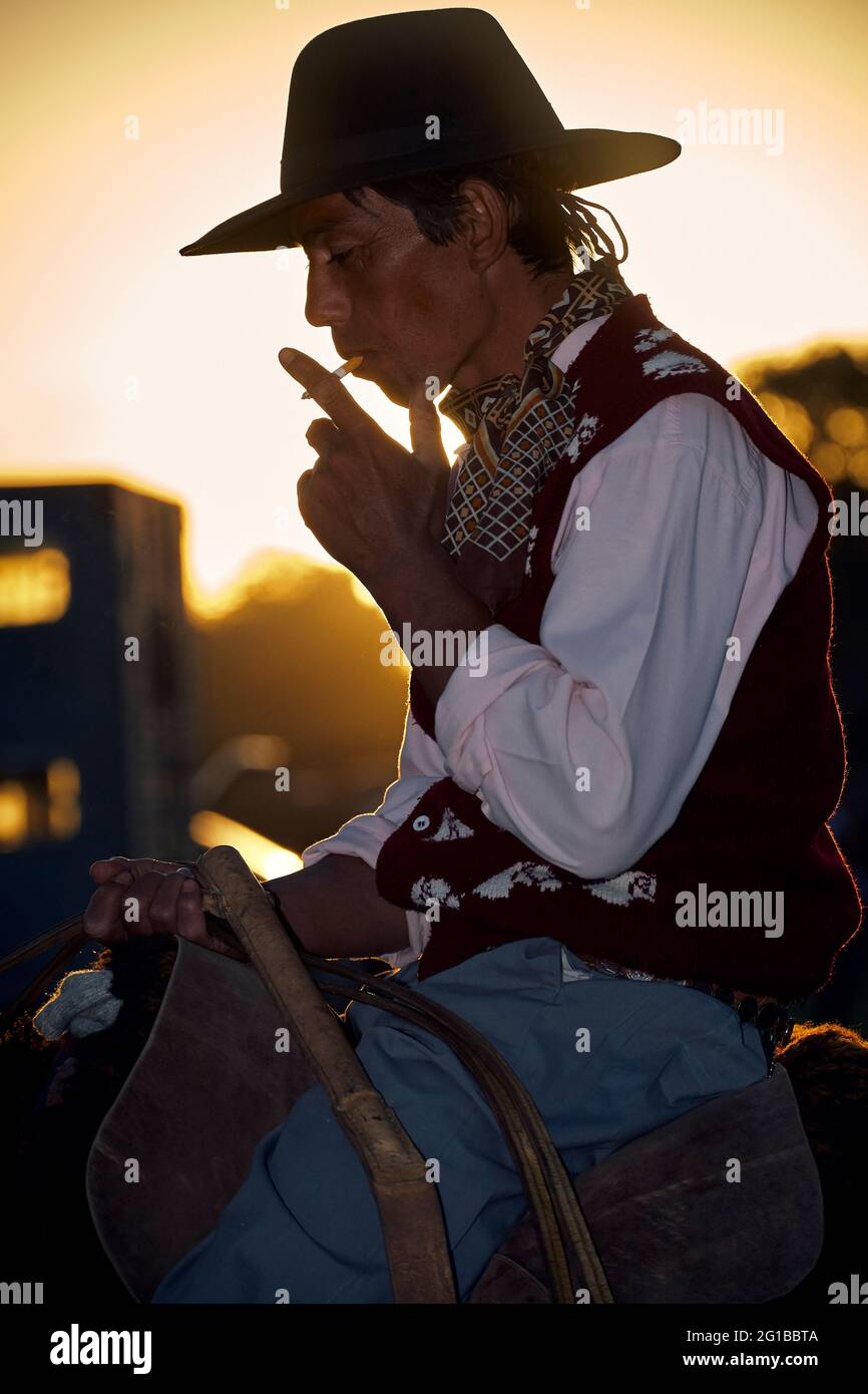 Cowboy and horse at sunset hi-res stock photography and images - Alamy