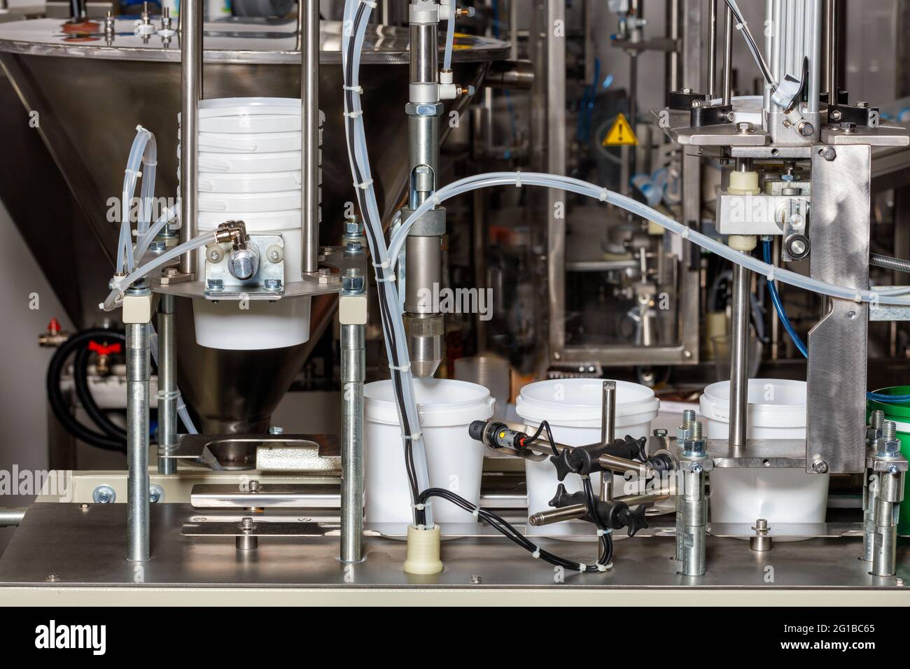 Tub filling machine in the food industry, automatic conveyor for ...