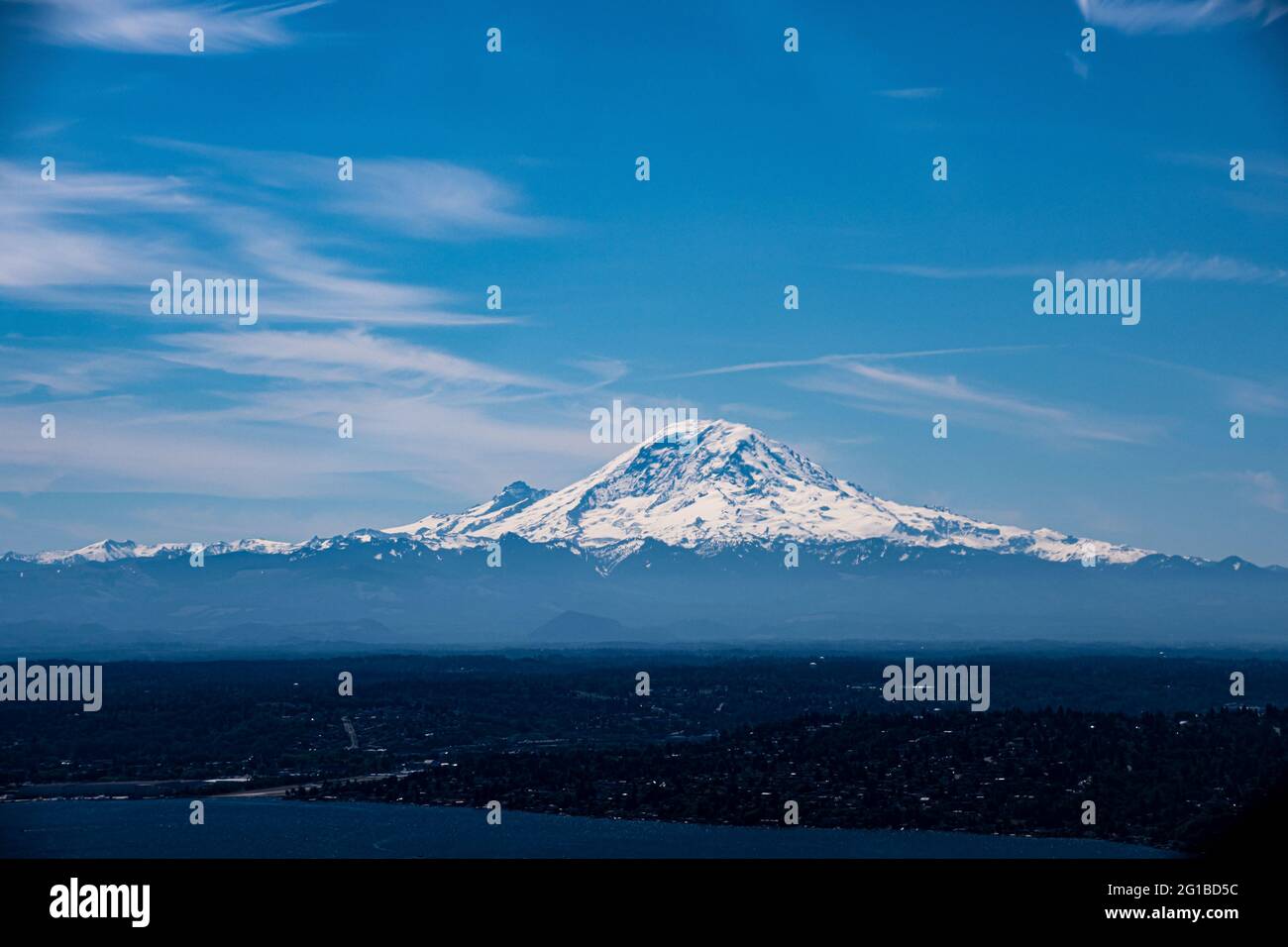 Skyline view with mount rainier hi-res stock photography and images - Alamy