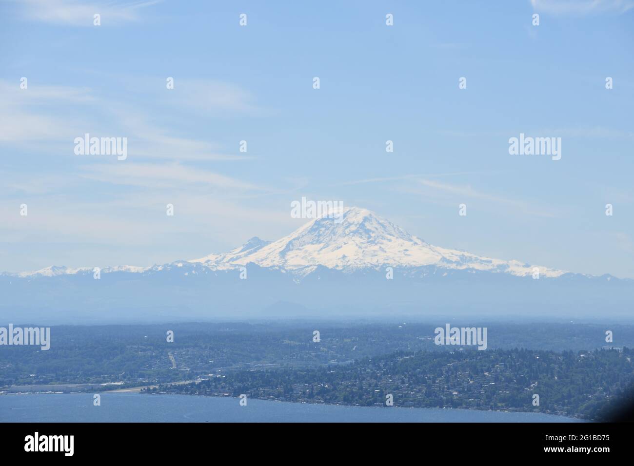 Skyline view with mount rainier hi-res stock photography and images - Alamy