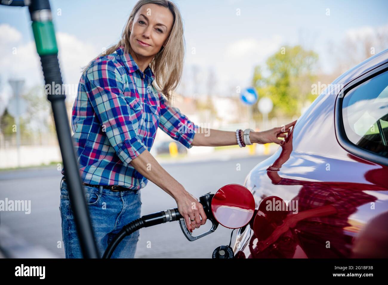 Woman gas station hi-res stock photography and images - Alamy