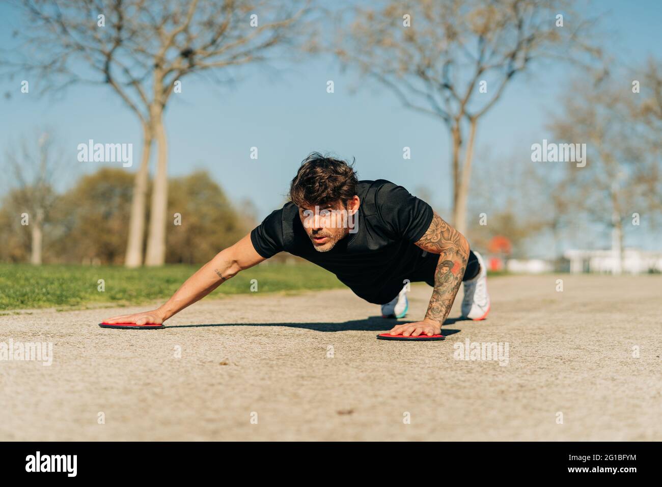 Macho pose hi-res stock photography and images - Alamy