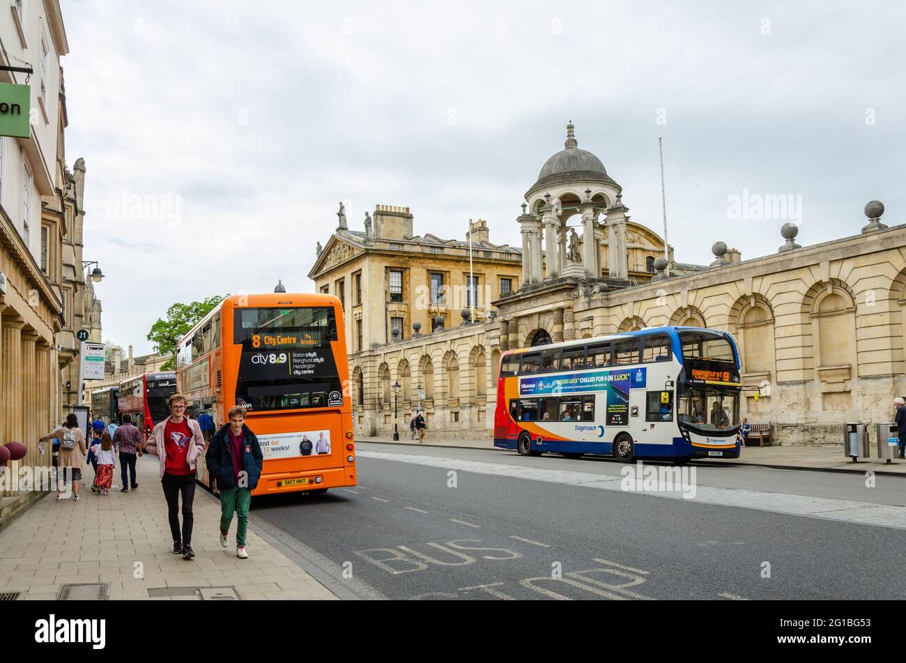 Buses stop on High Street, Oxford outside University of Oxford college ...