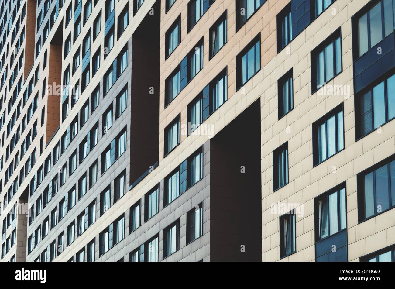 Rows square office building windows hi-res stock photography and images ...