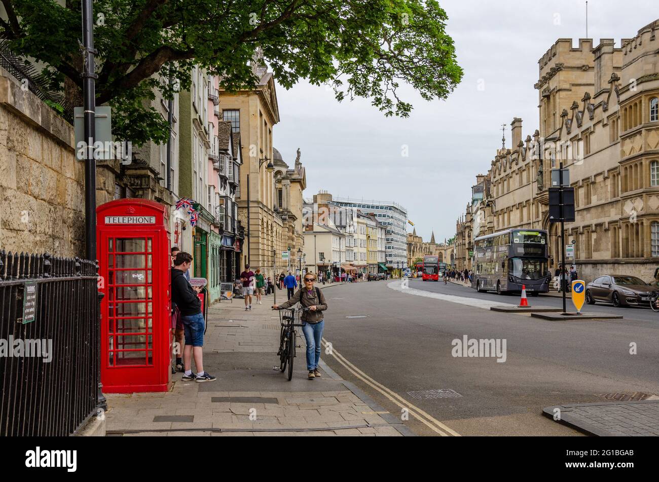 A view along High Street, Oxford with yellow sandstone buildings Stock ...