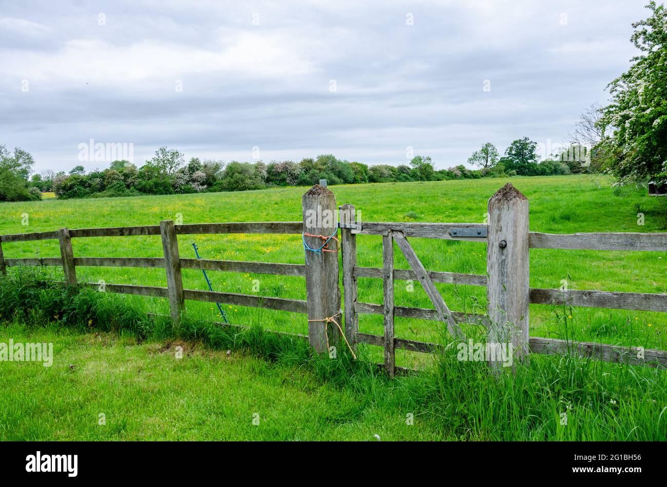 Wooden gate and fence hi-res stock photography and images - Alamy