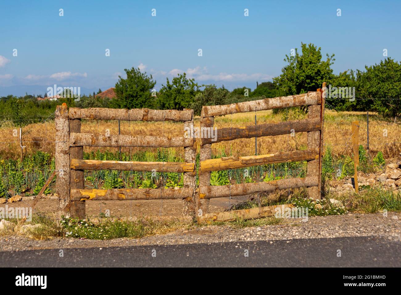 Handmade garden gate hi-res stock photography and images - Alamy