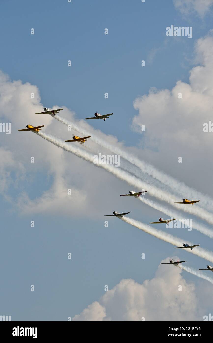 World war 2 planes formation hi-res stock photography and images - Alamy