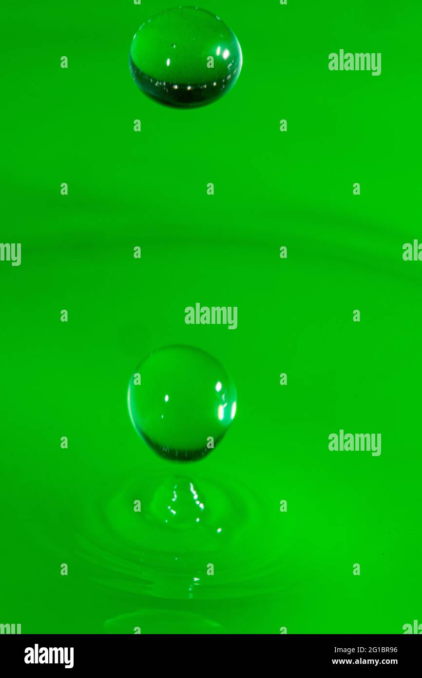 Water drops splashing hi-res stock photography and images - Alamy