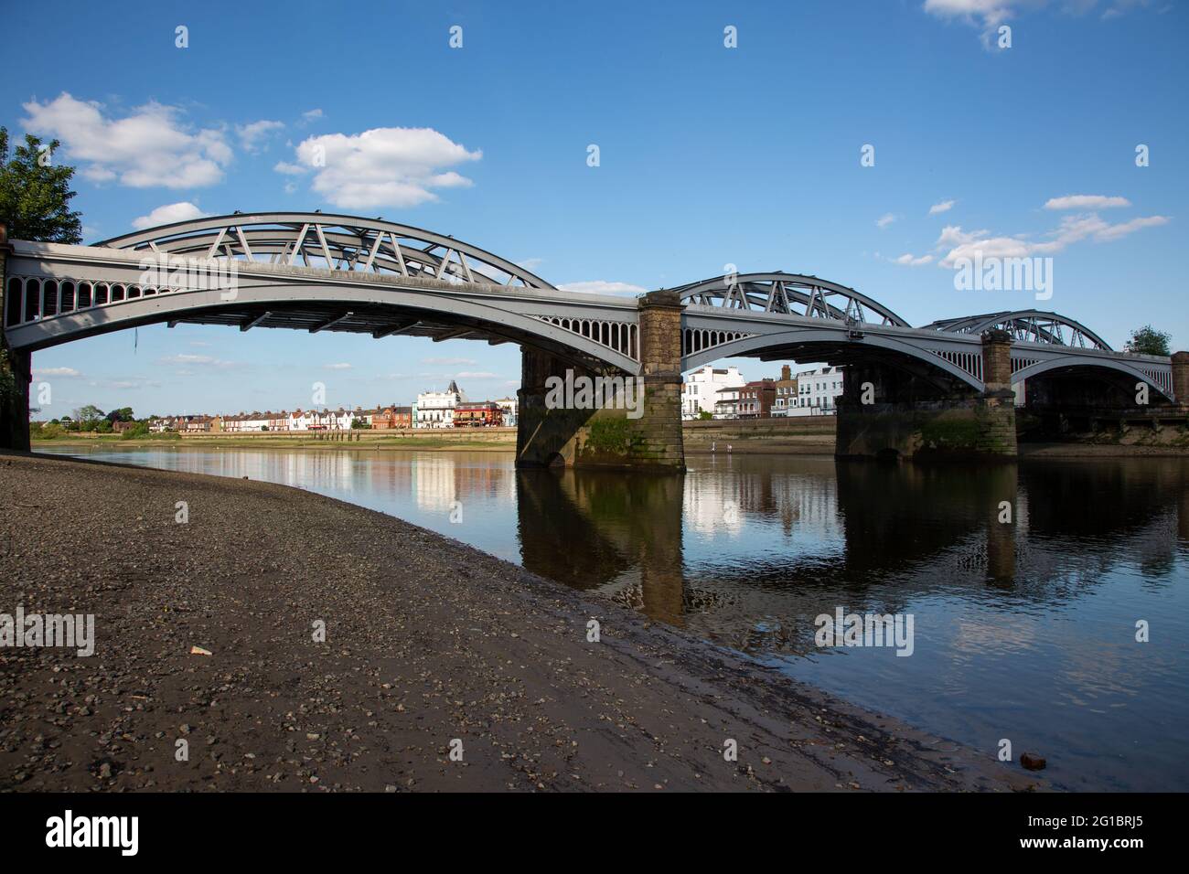 Chiswick bridge hi-res stock photography and images - Alamy