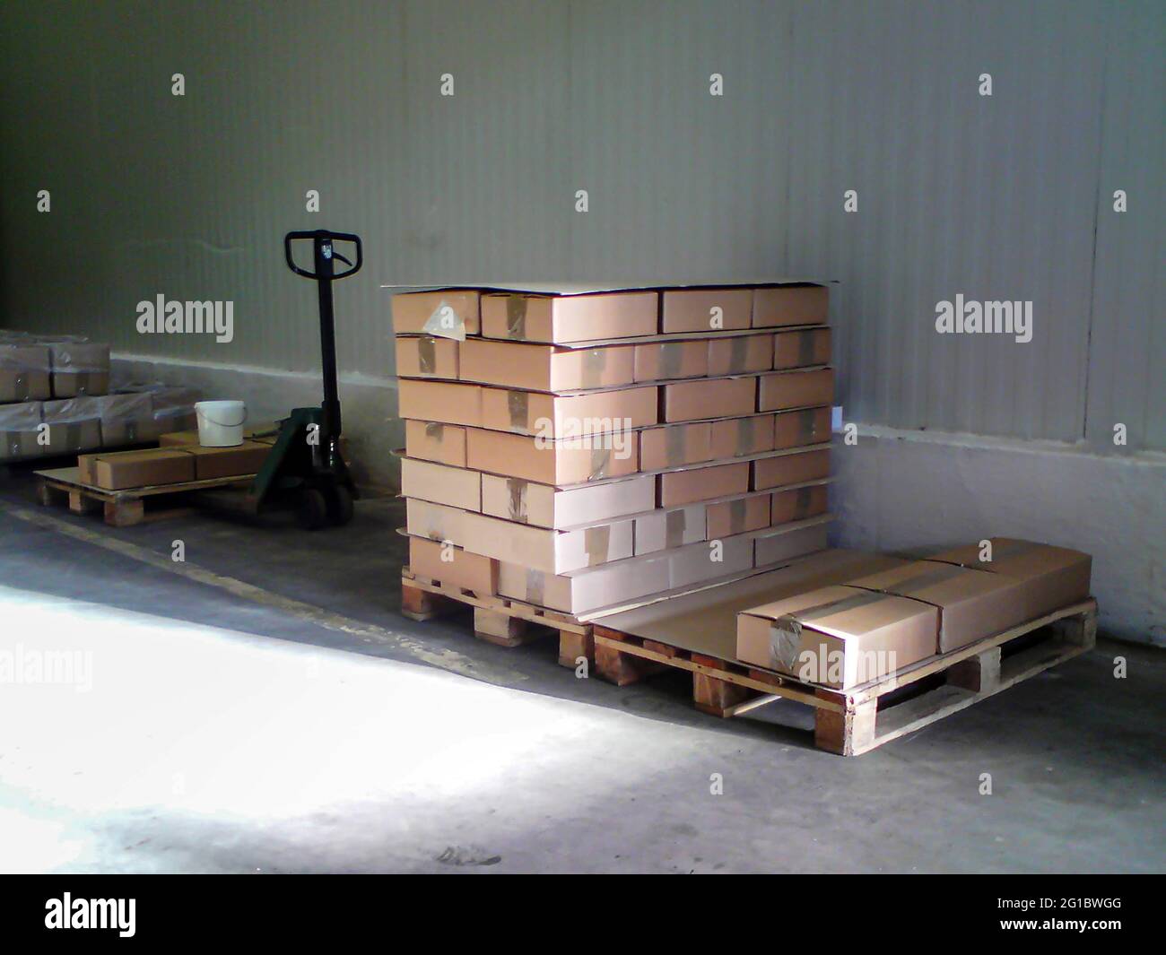 Raw materials packaged at the factory, export products packaged on ...