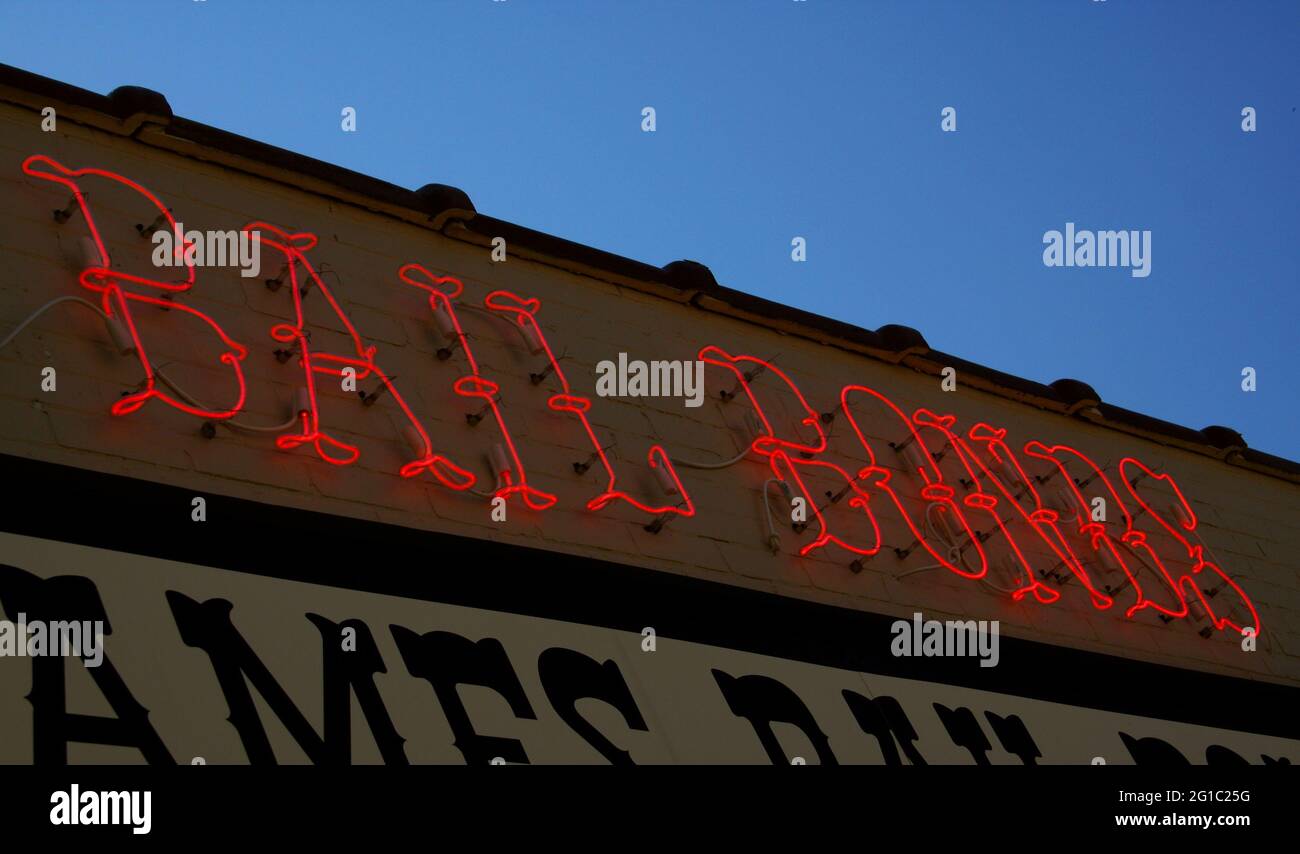 Neon Sign - Bail Bonds on front of building Stock Photo - Alamy