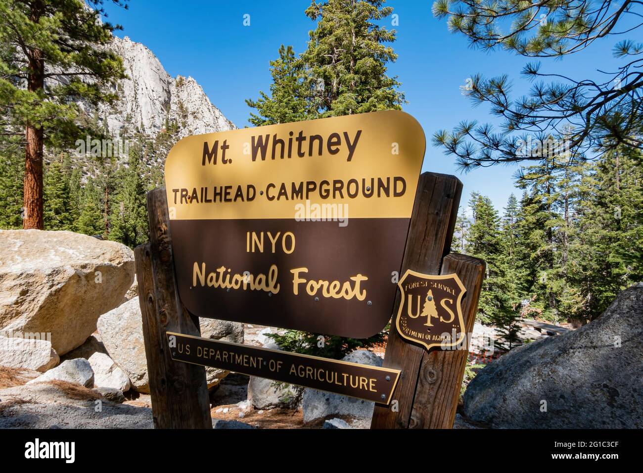 Sign of the Mount Whitney Trail at California Stock Photo - Alamy