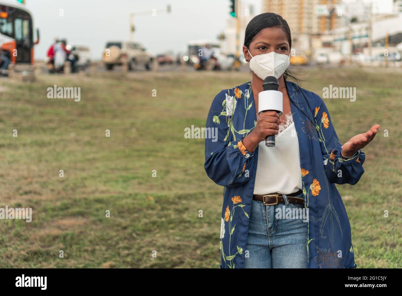 Female reporter in street interview hi-res stock photography and images ...