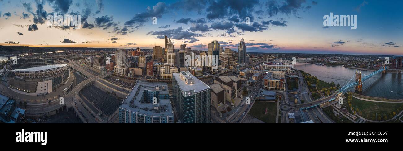Cincinnati night aerial view downtown hi-res stock photography and ...