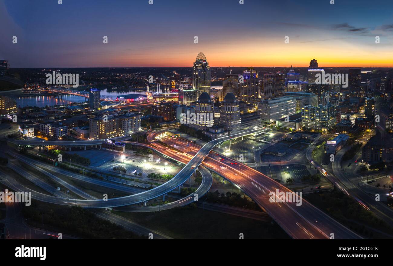 Cincinnati night ohio river aerial hi-res stock photography and images ...