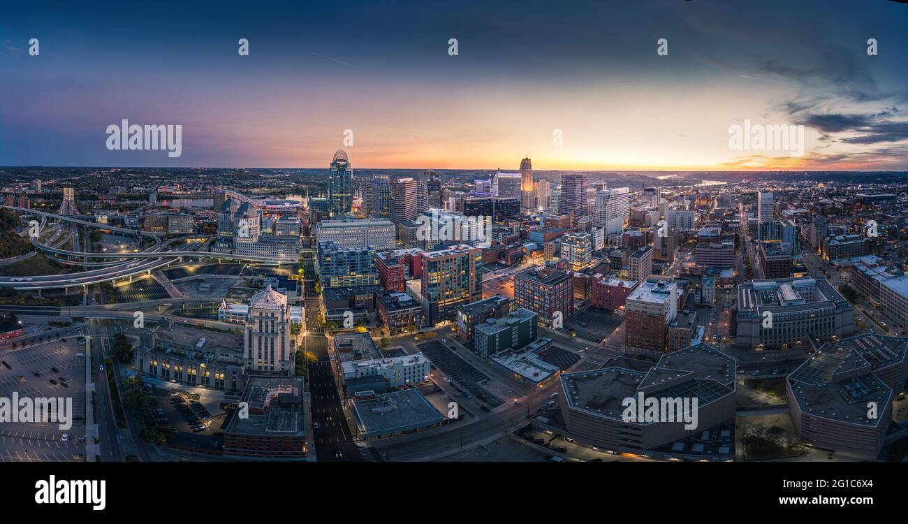 Cincinnati night downtown aerial view hi-res stock photography and ...