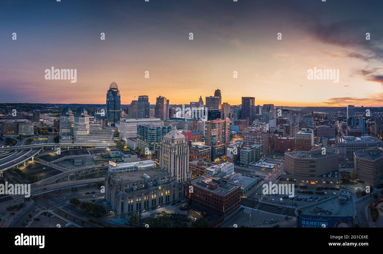 Cincinnati night downtown aerial view hi-res stock photography and ...