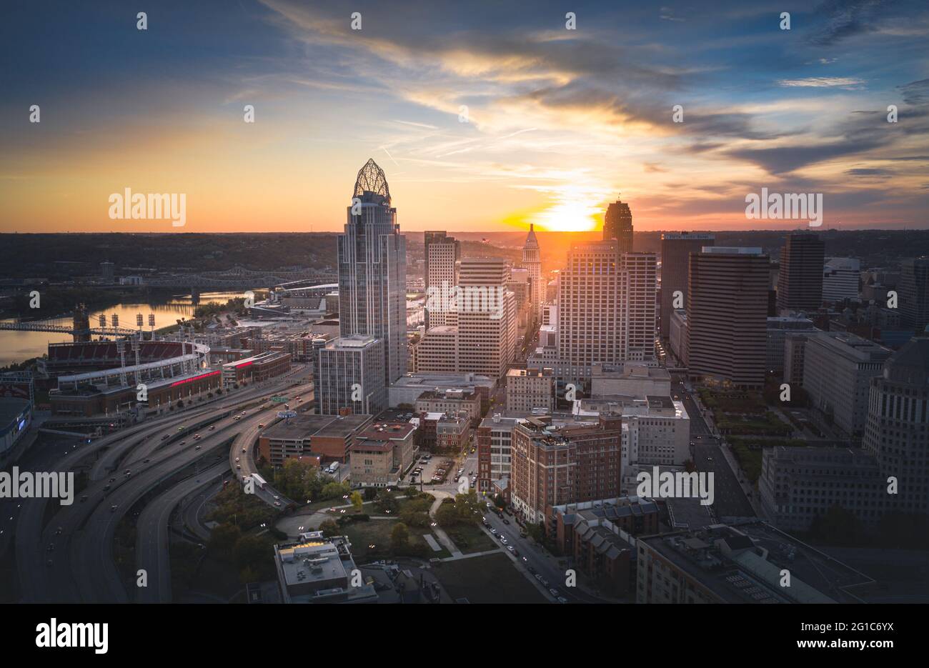 Cincinnati night ohio river aerial hi-res stock photography and images ...