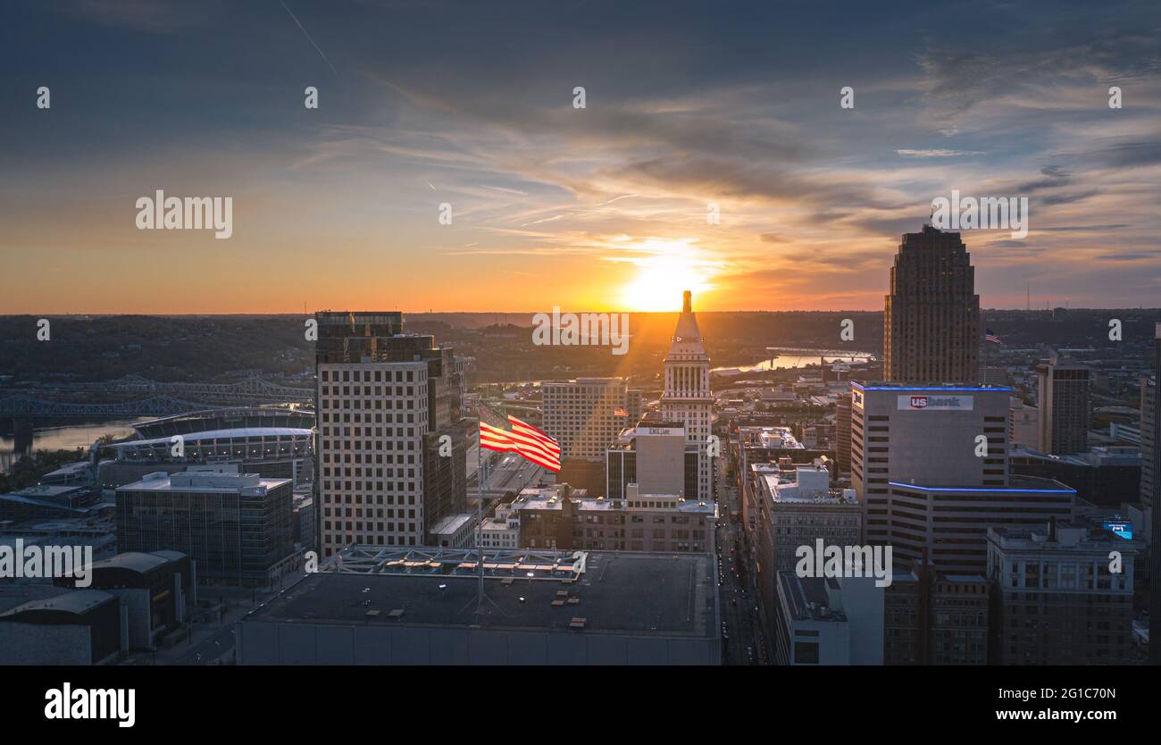 Cincinnati night aerial view downtown hi-res stock photography and ...