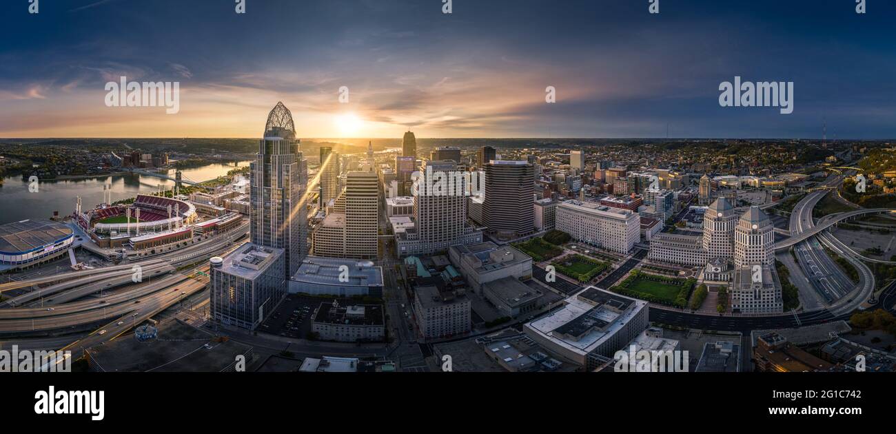 Cincinnati night downtown aerial view hi-res stock photography and ...